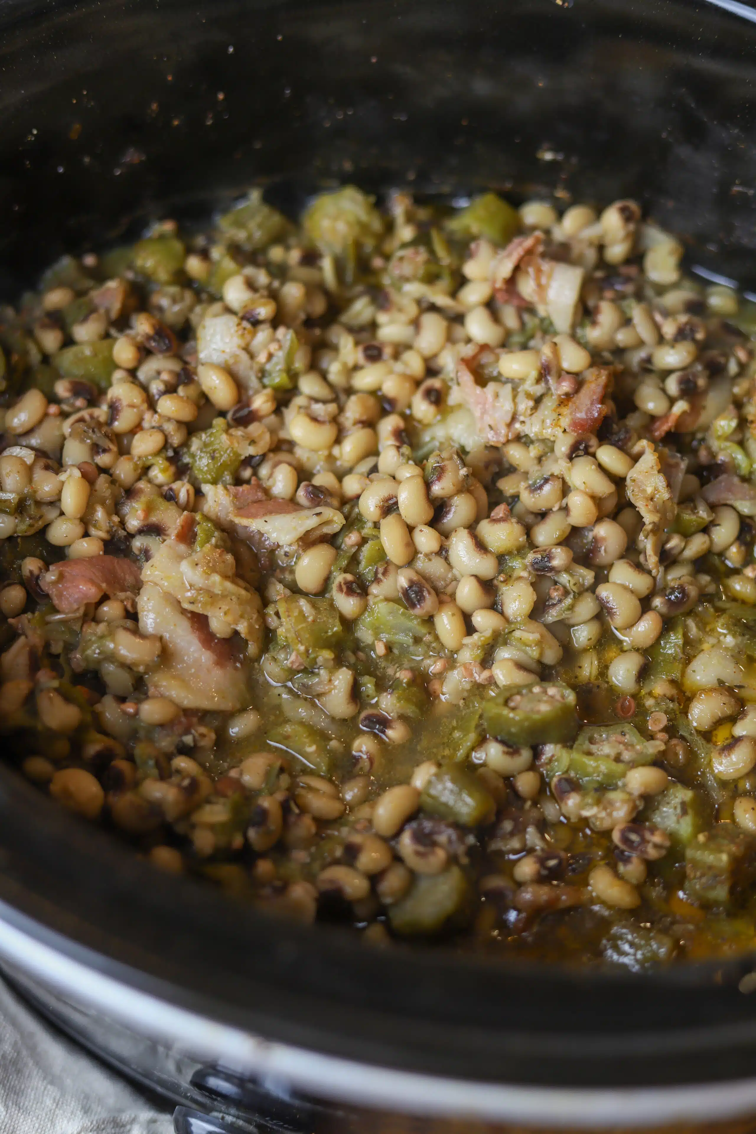 Simple Crockpot Purple Hull Peas | Southern Side